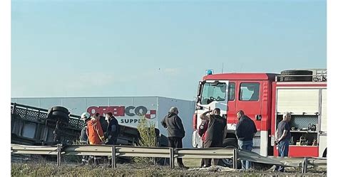 СНИМКИ Зверска катастрофа край София Автовоз се преобърна на Северната тангента