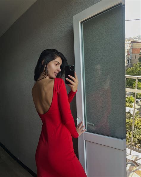 𝙈𝙄𝙍𝙍𝙊𝙍 𝘽𝙍𝘼𝙉𝘿 კაბების მრავალფეროვანი არჩევანი 🤦‍♀️😂 Instagram