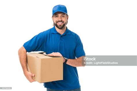 잘생긴 젊은 장 수 골 판지 상자를 들고 카메라 흰색 절연에 웃 고 남성에 대한 스톡 사진 및 기타 이미지 남성 남자 남자들만 Istock
