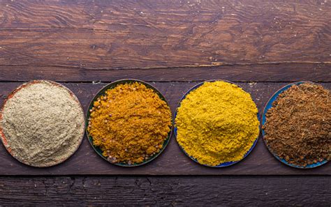 나무 배경에 다양한 지상 향신료의 힙 그루지야어 향신료 인도 향신료 아라비아 향신료 향신료 다양한 허브와 향신료 강황에 대한 스톡 사진 및 기타 이미지 Istock