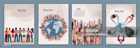 다양한 문화의 사람들이 있는 포스터 템플릿입니다 손을 지구 주위로 올렸다 친환경적이고 깨끗한 환경과 지구를 위해 함께 협력합니다 커뮤니티환경 보호 사회 정의에 대한 스톡