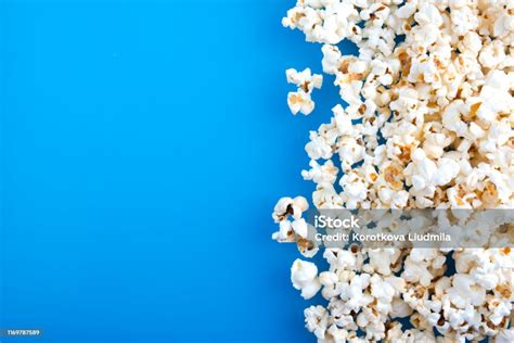 파란색 배경에 고립 된 맛있는 소금에 절인 팝콘 텍스트의 공백 복사 0명에 대한 스톡 사진 및 기타 이미지 0명 노랑 러시아 Istock