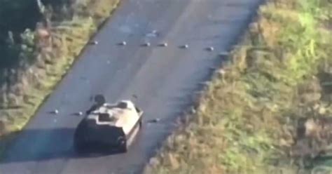 얼빠진 러시아 장갑차지뢰밭 셀프 진입 쾅영상