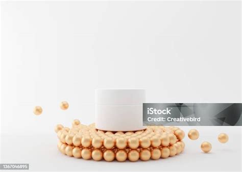 흰색과 빈 작은 황금 공과 연단에 서 브랜드가없는 화장품 크림 항아리 흰색 배경에 스킨 케어 제품 프리젠 테이션 럭셔리 모형 스킨케어 뷰티 스파 3d 렌더링 메이크업