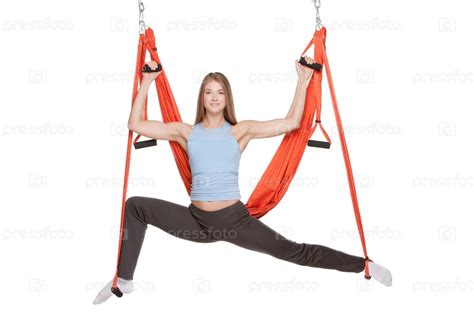 Фотография на тему Молодая женщина занимается воздушной йогой Pressfoto