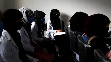 مراسم فراغت دانشجویان دانشگاه علوم طبی کابل بدون حضور دختران Dw