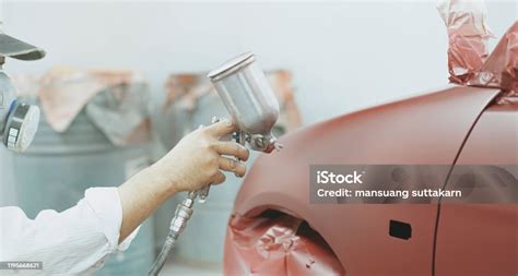 자동차 수리 자동차 정비사 노동자 페인트 챔버에 에어 브러시 분쇄기 그림 차체와 함께 자동차를 그리는 차에 대한 스톡 사진 및