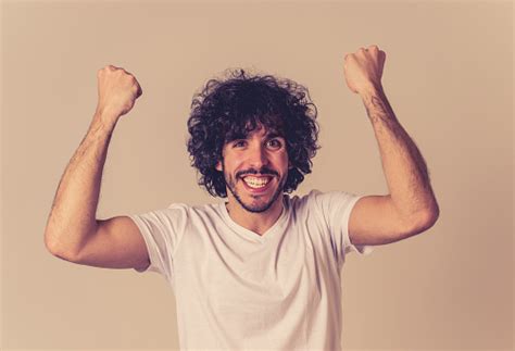 젊은 행복하고 충격적인 남자의 초상화는 복권당첨 또는 놀란 얼굴과 축하 제스처로 큰 성공을 거두었습니다 사람들의 얼굴 표정과