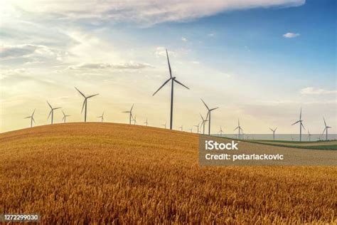 일몰 아름다운 풍경에 풍력 발전 단지 터빈과 발전기와 재생 에너지 0명에 대한 스톡 사진 및 기타 이미지 0명 깨끗한 녹색 기술 Istock