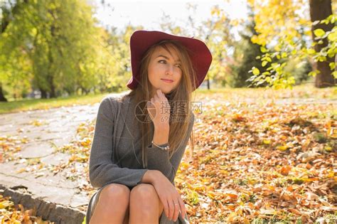 戴着红帽子的光辉金发女郎假扮在森林里穿着时高清图片下载 正版图片507434317 摄图网