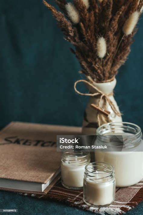 내부에 향기로운 양초 우유 색상의 내부 세부 사항 파란색과 베이지색의 조합 유리에 촛불 가을에 대한 스톡 사진 및 기타 이미지