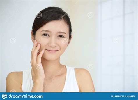 Mujer Joven Asi Tica Atractiva Imagen De Archivo Imagen De Atractivo Lindo