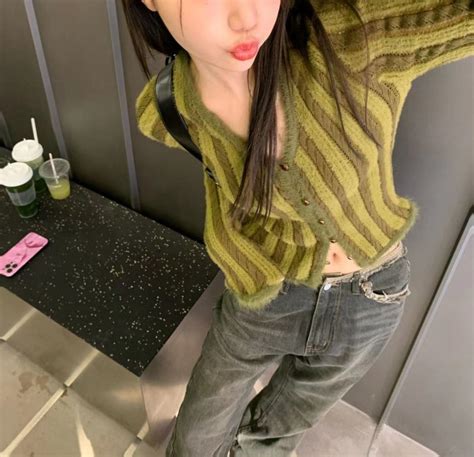 더블제이 프리사이즈 Fw 신상 니트 상의 세일 코디 브이 넥 버튼 세로 라인 꽈배기 그린 카키 컬러 털 퍼 긴팔 크롭 오픈 니트 T 여친룩 주말룩 데이트룩 유니크한 힙한