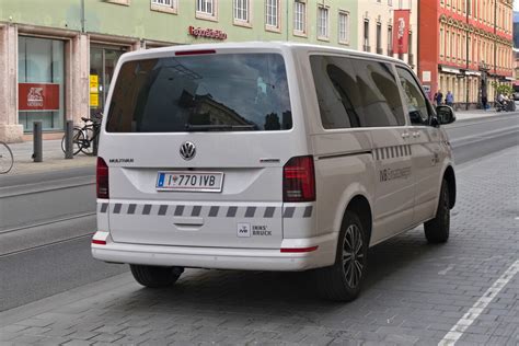 Vw T61 Multivan 4motion Heckansicht Als Einsatzwagen Der Innsbrucker