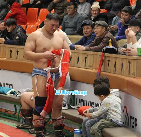 Бөхийн зураг Хурц Арслантай Facebook