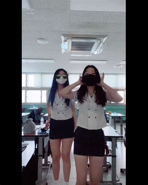 Zzall Moa 고딩 교복 짧치 다리 섹시 후방주의 Instagram