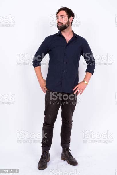 파란 눈과 문신 흰색 배경에 서 있는 잘생긴 수염된 남자의 전체 길이 총 30 39세에 대한 스톡 사진 및 기타 이미지 30 39세 갈색 머리 개성 개념 Istock