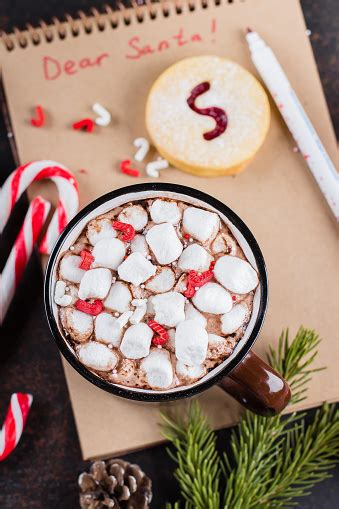 마 시 멜로와 산타 클로스와 겨울 음료 뜨거운 카 카오에 편지 크리스마스 선물 축제 장식입니다 상위 뷰 복사 공간 겨울에 대한 스톡 사진 및 기타 이미지 Istock