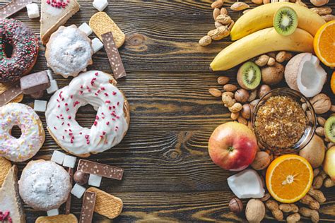 건강에 해로운과 건강식 과자 해로운 디저트에서 거부의 문제 과일과 견과류 대 도넛 컵 케이크와 사탕 개념에 대한 스톡 사진 및 기타 이미지 Istock