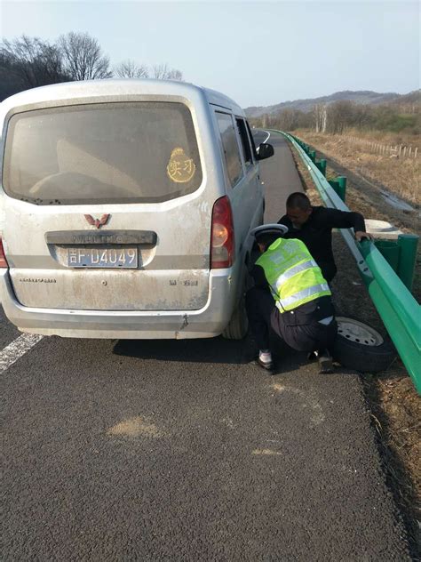 两辆车抛锚高速 交警帮忙修理 吉网中国吉林网