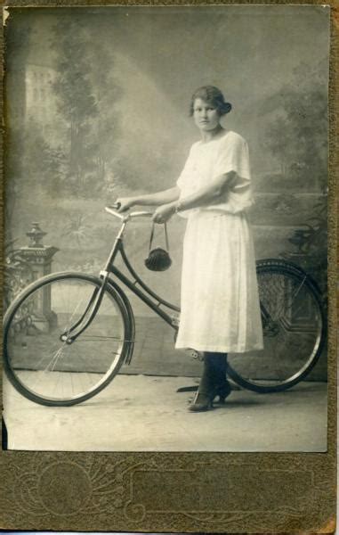 Фото Женщина с велосипедом 1910 е История России в фотографиях
