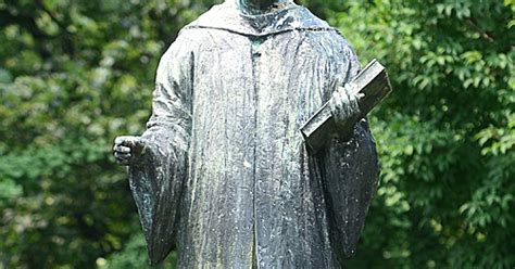 페인트 묻은 김활란 동상