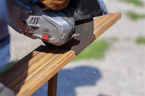 직업 작업 직업 금속 가공 장비 전기 도구는 앵글 그라인더 고용 및 노동디스크로 금속을 절단하는 직장에서 남자의 손에 자르기에 대한 스톡 사진 및 기타 이미지 Istock