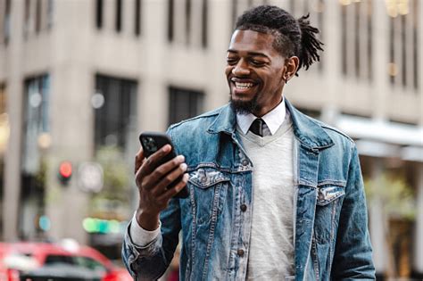 거리에서 휴대 전화를 사용하는 자신감있는 아프리카 계 미국인 청년 사람들에 대한 스톡 사진 및 기타 이미지 사람들 샌프란시스코 캘리포니아 30 34세 Istock