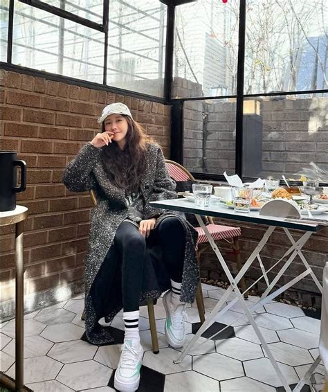 이지아 40대 후반에도 레깅스와 트위드로 빛난 힙스터 스타일링 클래스 스타와 패션