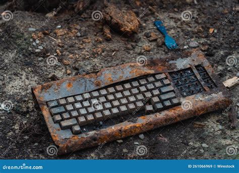 Cierre De Un Viejo Teclado Oxidado En La Basura Imagen De Archivo Imagen De Litera Escribir