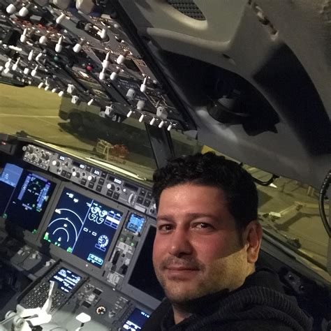 وجود پنجره‌ها در کابین خلبان کاکپیت هواپیما دلایل مهمی دارد که همگی