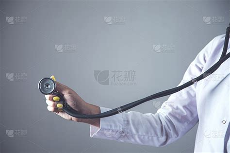 女医生手持听诊器