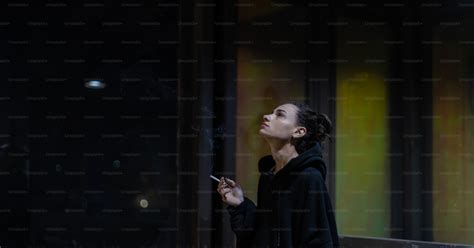 도시 거리에서 담배를 피우는 여자 사진 Unsplash의 흡연 이미지