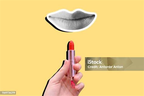 노란색 배경에 빨간 립스틱과 입술 현대 미술 콜라주 여자의 손은 립스틱을 잡고 여성 화장품 및 메이크업 얼굴 부품 개념에 대한 스톡 사진 및 기타 이미지 Istock
