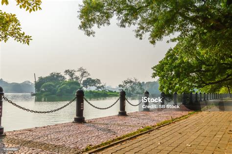 아름 다운 녹색 공원 및 푸른 맑은 하늘 풍경 한 여름 날에 울타리와 붉은 벽돌 경로 라인 이미지의 멋진 모험 영감 흥분 희망