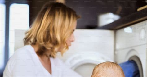 집안일을 하는 어린 아들과 함께 있는 젊은 어머니 아름 다운 여자와 아기 빨래를하는 아기 세탁 바구니에 담긴 아기 사진 Unsplash의 가족 이미지