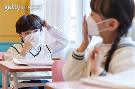 초등학생 학교교실 학교건물 마스크 방호용품 시착 움직이는활동 이미지 Jv12691823 게티이미지뱅크
