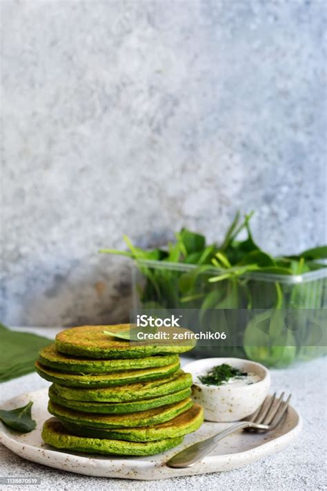 빛 콘크리트 배경에 시금치와 녹색 팬케이크 고전적인 아침 식사 시금치에 대한 스톡 사진 및 기타 이미지 시금치 팬케이크 크레이프 팬케이크 Istock