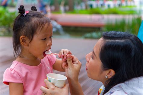 그녀의 3 살 짜리 딸과 엄마는 도시 거리를 따라 걷고 아이스크림을 먹고 부모와 자식의 좋은 관계 함께 행복한 순간 2명에 대한 스톡 사진 및 기타 이미지 Istock