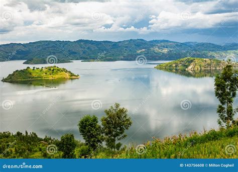 El Lago Kivu En Rwanda Foto De Archivo Imagen De Cubo 143756608
