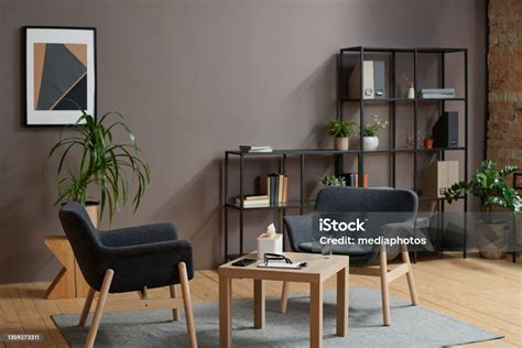 두 개의 의자와 커피 테이블회색과 갈색 색상의 현대 심리학자 사무실 인테리어의 수평 아무도 촬영 정신과 전문의에 대한 스톡 사진 및 기타 이미지 Istock