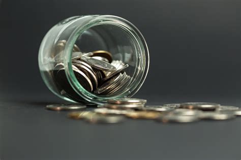 비즈니스 금융 저축 돈 또는 투자 개념에 대한 고립 된 배경 사용에 유리 항아리에 동전의 스택 0명에 대한 스톡 사진 및 기타