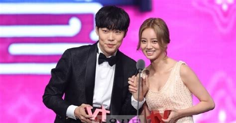 Tvn 시상식 류준열 혜리 손 꼭 잡고 감사인사 여전히 잘 어울려