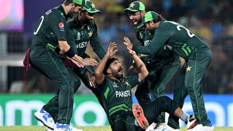 Eng Vs Pak ఇయ్యేం అయ్యే పనుల్లా కనిపిస్తలేవు పైగా ఫిజికల్ గానూ