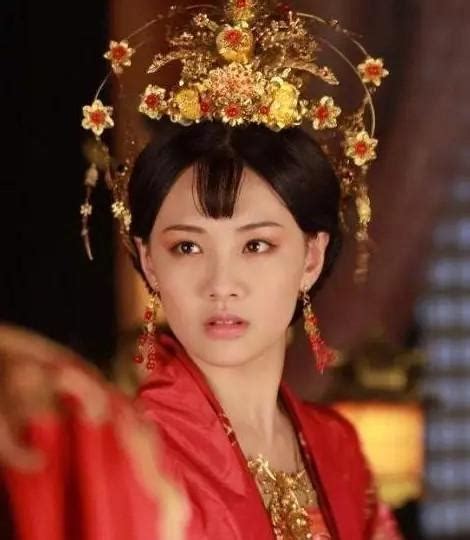 女明星披上紅嫁衣，楊冪唐嫣劉詩詩美艷，最美是她？ 每日頭條