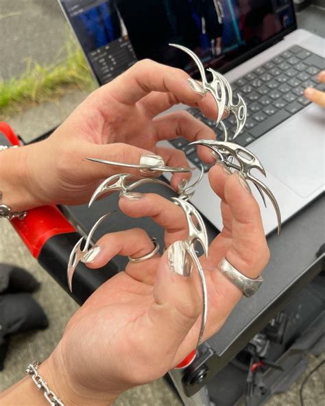 메탈릭 네일 아티스트 🪓 토모야 나카가와 데패뉴 아카이브