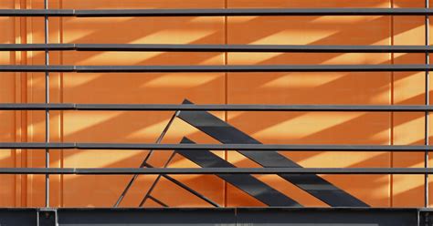 디지털로 렌더링된 산업 건축 배경 사진 Unsplash의 추상적인 이미지