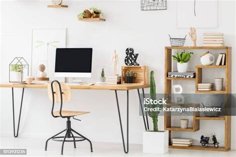 컴퓨터와 직장 내부에서 장신구와 선반 옆에 자 서 나무 책상의 실제 사진 가구에 대한 스톡 사진 및 기타 이미지 가구 가정 생활 가정의 방 Istock