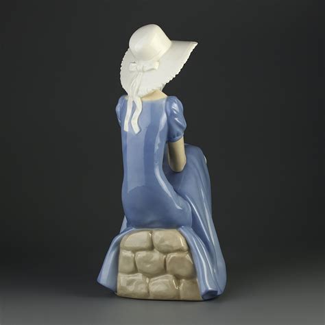Винтажная фарфоровая статуэтка Девушка в шляпке Lladro Nao Girl With Straw Hat купить за 36000