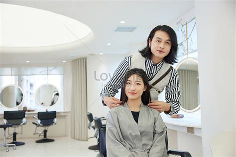 고객을 위해 헤어스타일을 디자인하는 이발사의 이미지 사진 무료 다운로드 Lovepik